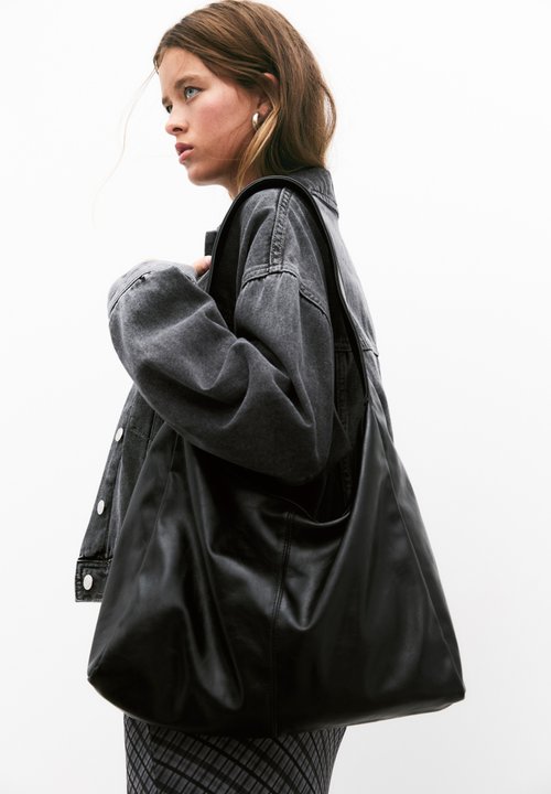 PULL&BEAR URBAN - Shopping bag - black/musta - Zalando.fi