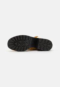 Koi Footwear TIRA MARY JANES GRAZING GIRAFFE EDITION - Zapatos de ...