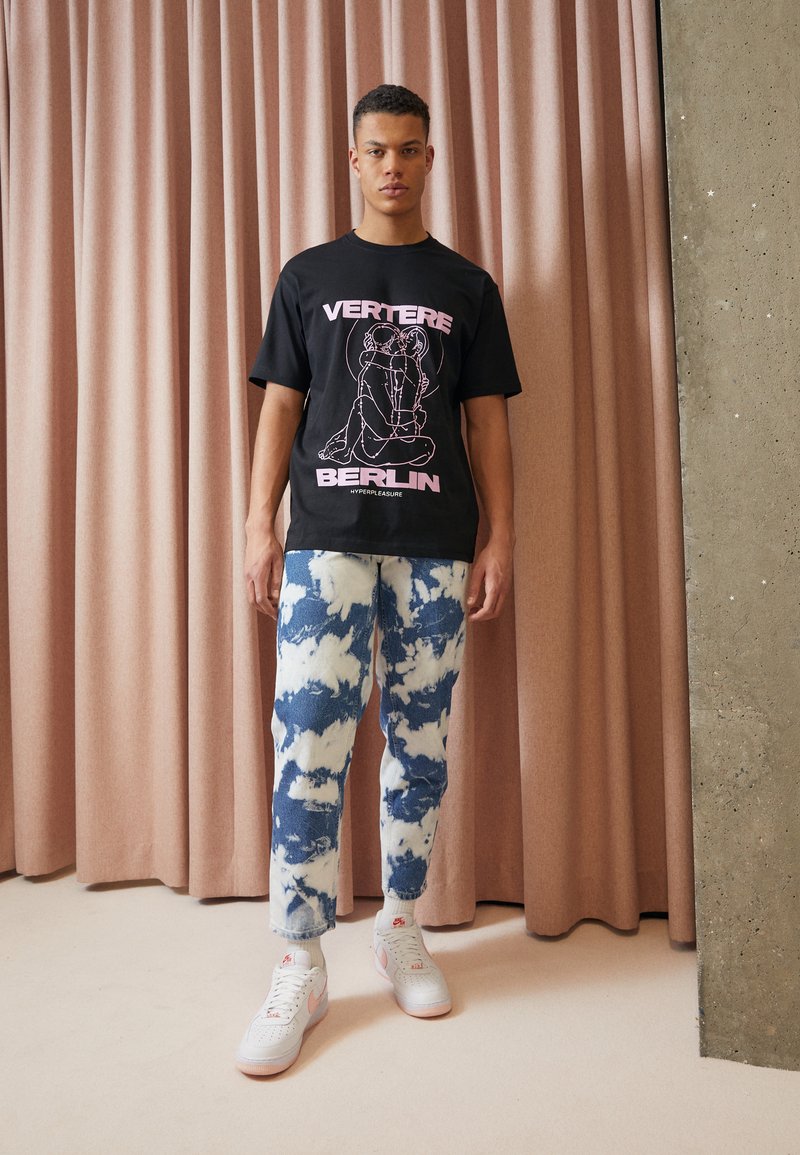 Vertere Berlin UNITY UNISEX - Camiseta estampada - black/negro - Zalando.es