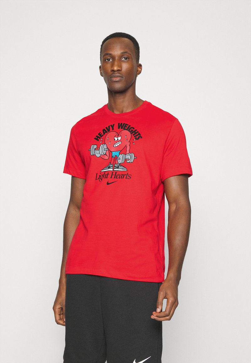 Nike Performance TEE HUMOR - Print T-shirt - university red/red ...