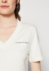 Calvin Klein Jeans MONOLOGO SLIM V-NECK TEE - T-Shirt basic - ivory/offwhite - Zalando.ch