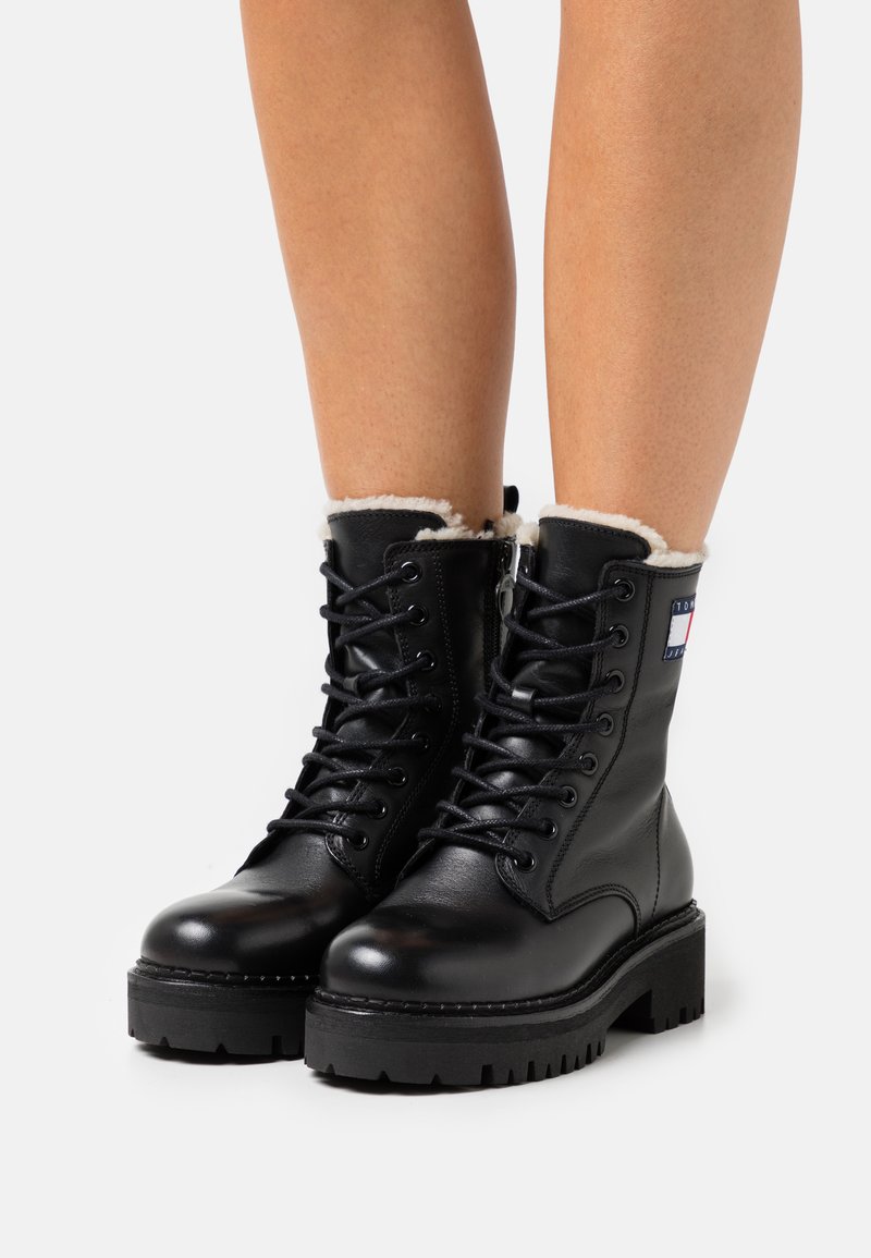 Tommy Jeans FLAG LACE UP BOOT - Lace-up ankle boots - black - Zalando.de