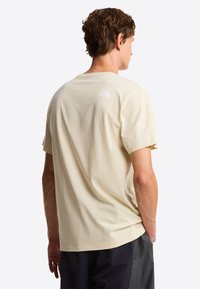 The North Face M NSE REG GRAPHIC. - Print T-shirt - desert stone/beige ...