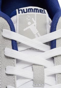 Hummel PERFEKT NS - Chaussures de handball - white/blue/blanc - ZALANDO.FR
