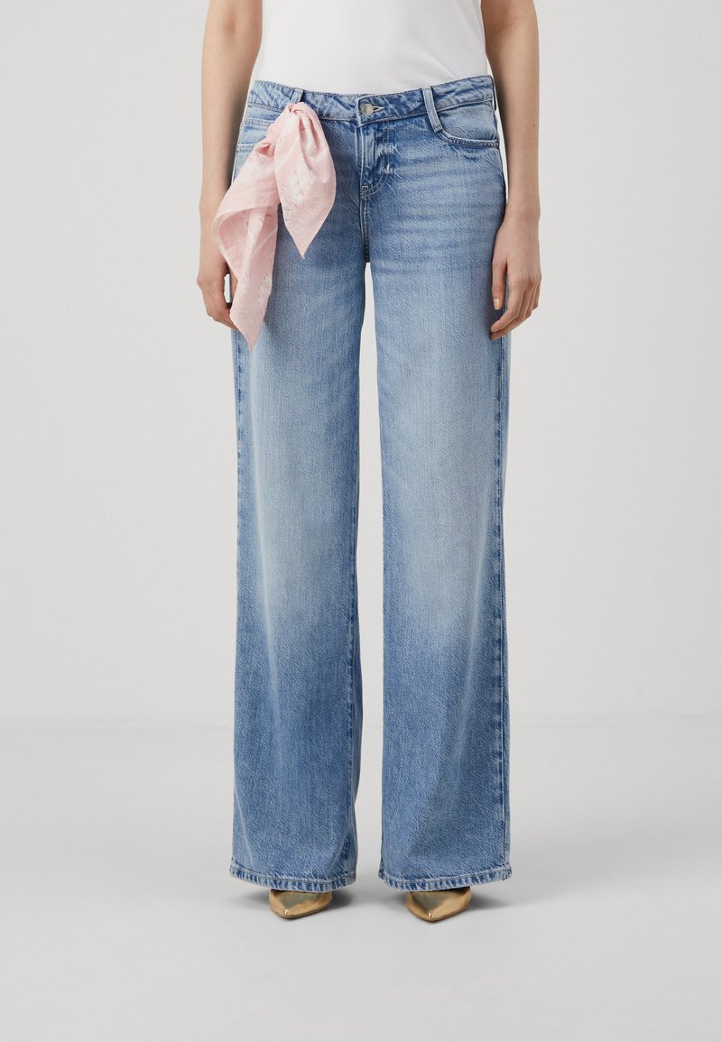 Guess PALAZZO 2-IN-1 - Blugi loose fit - light blue denim/denim ...