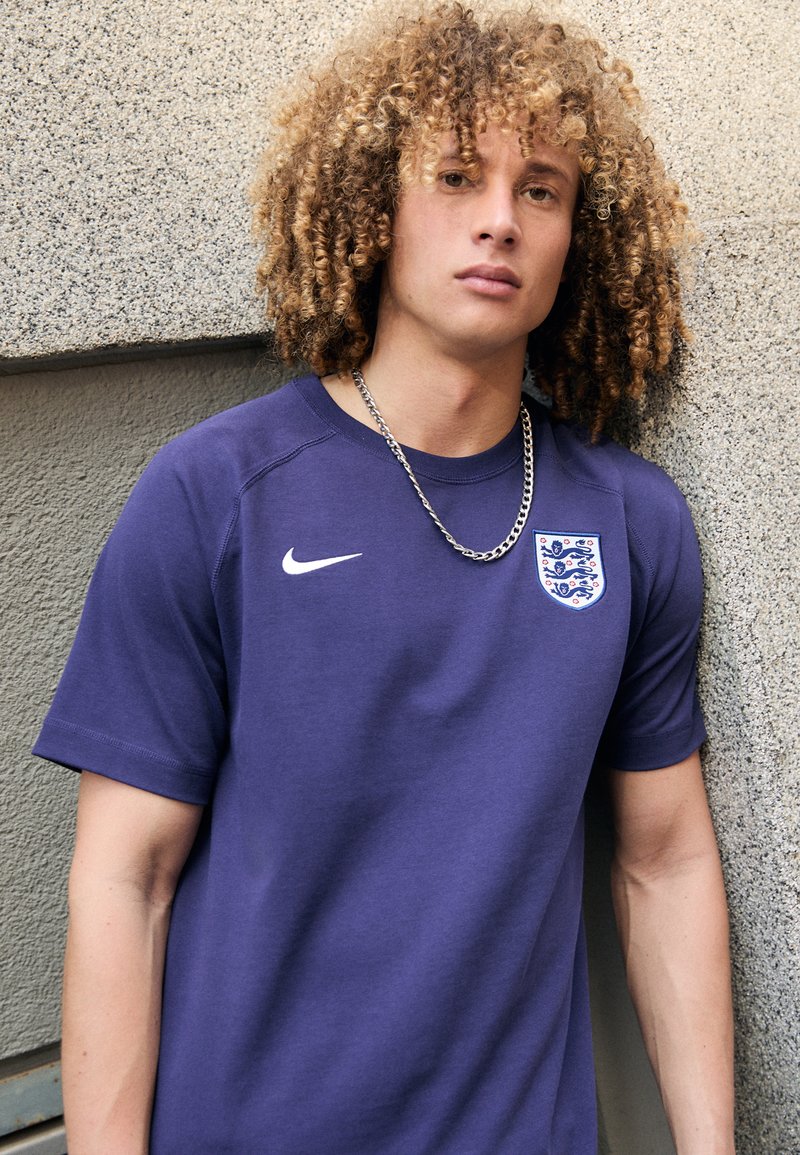 Nike Performance ENGLAND ENT TRAVEL - Print T-shirt - purple ink/sesame ...