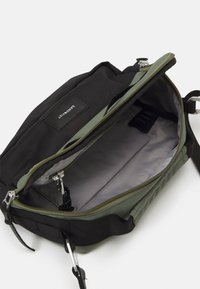 Sandqvist OLOF UNISEX - Umhängetasche - multi clover green/grün ...