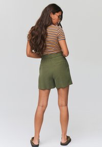 BZB DOUBLE PINCES - Short - vert kaki/vert foncé - ZALANDO.FR