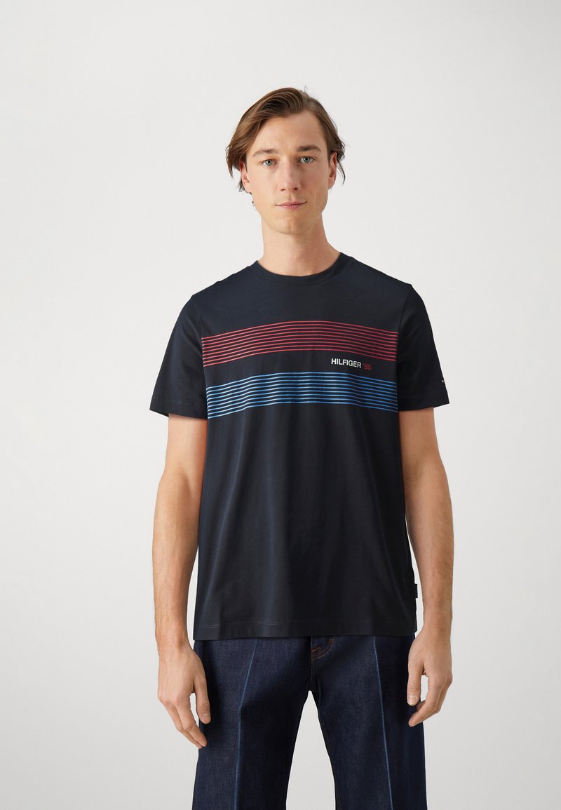 Tommy Hilfiger CHEST 85 TEE - T-Shirt print - desert sky/dunkelblau ...