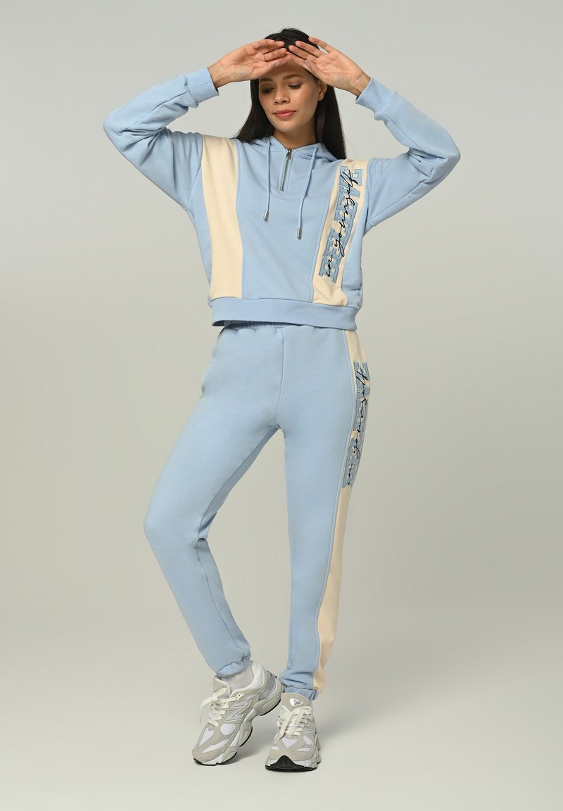 Tom Barron MIT STICKEREI-APLIQUE-DESIGN SET - Trainingspak - blau/blauw ...