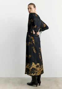 Bhoem REGULAR FIT - FLORAL PRINT KIMONO MIDI - Hverdagskjole - black ...
