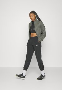 Nike Performance W NK DF RD RFLCTV JKT - Laufjacke - black/schwarz ...