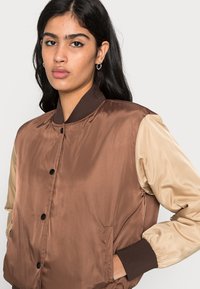 Neon & Nylon NEOCOLEEN JACKET - Chaquetas bomber - brown/marrón ...