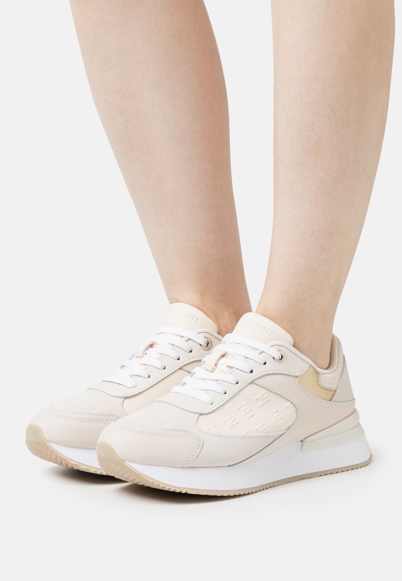 Tommy Hilfiger ELEVATED EMBOSSED RUNNER - Baskets basses - sugarcane ...