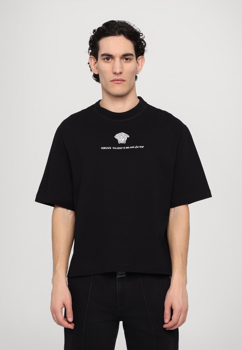 Versace COMPACT MEDUSA BRANDING EMBROIDERY - Print T-shirt - black ...