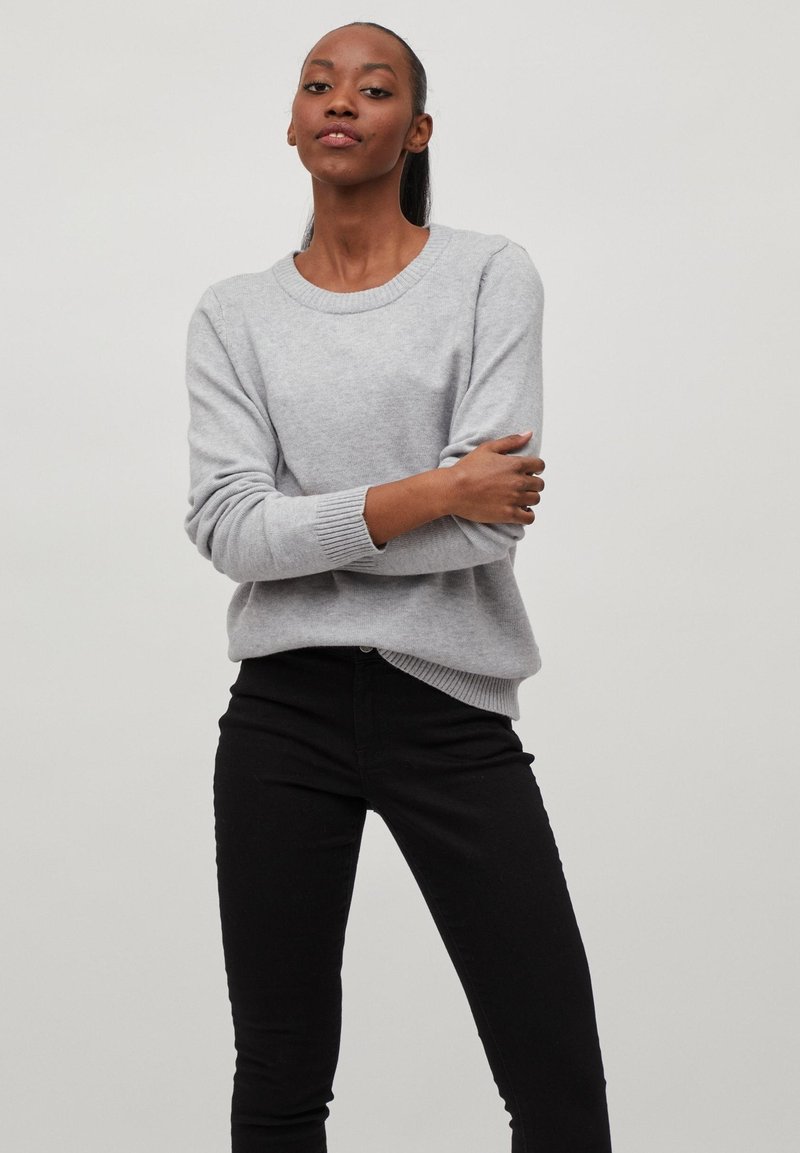 VILA DÜNNER RUNDHALS VIRIL - Strickpullover - grau/grey denim - Zalando.de