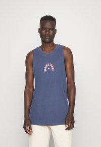 Tommy Jeans CURVED COLLEGE TANK - Débardeur - twilight navy/bleu marine ...