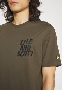 Lyle & Scott RIPPLE LOGO - T-Shirt print - olive/oliv - Zalando.ch