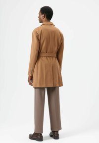 Lucy & Sam BELTED - Trenchcoat - tan - Zalando