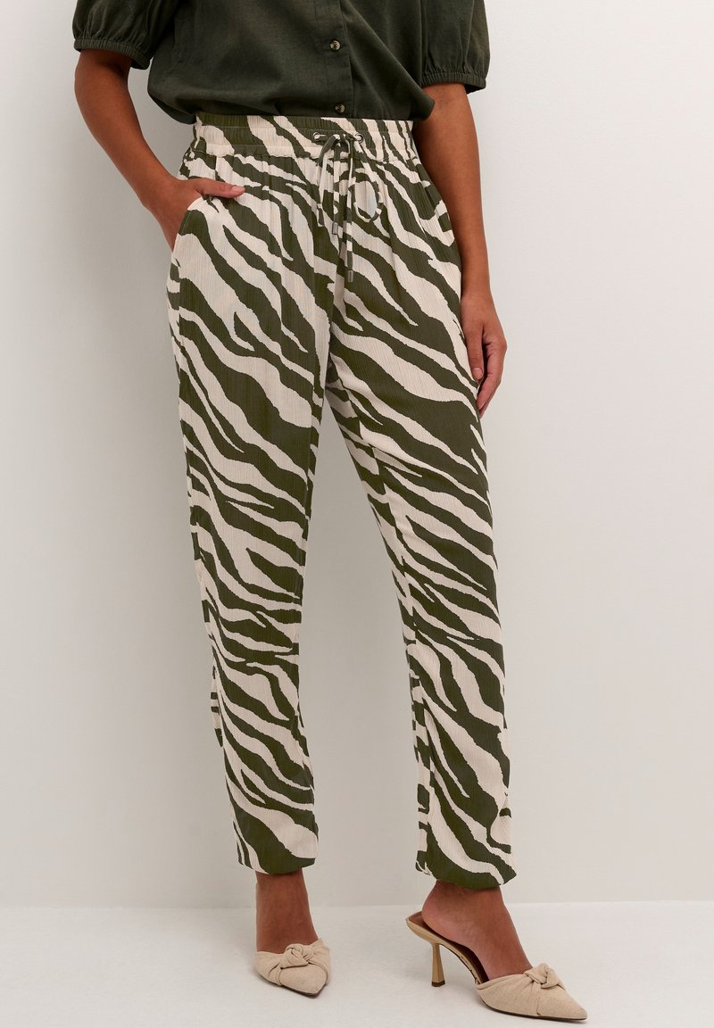 Kaffe MARITA AMBER - Broek - sand green animal print/zandkleur - Zalando.nl