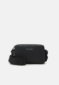 Calvin Klein CK MUST CAMERA BAG UNISEX - Keresztpántos táska - ck black ...