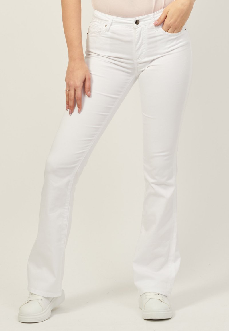 Armani Exchange Flared Jeans - white - Zalando