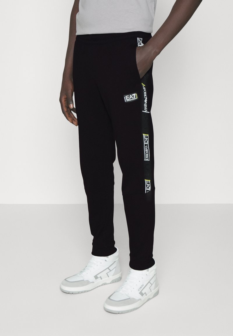 EA7 Emporio Armani TROUSER - Pantalon de survêtement - black/noir - ZALANDO