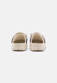 Crocs ALL TERRAIN COLOR DIP UNISEX - Zuecos - stucco/multi/crema ...