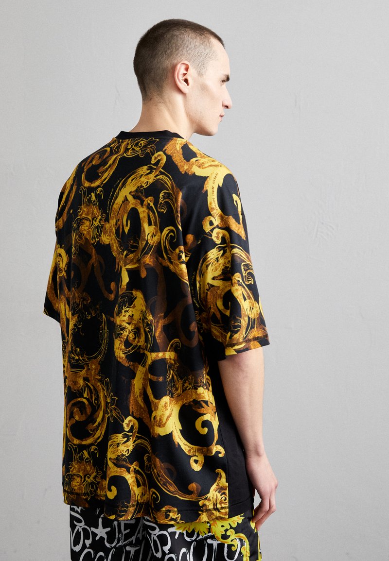 Versace Jeans Couture LOGO - T-Shirt print - black/gold-coloured ...