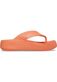 Crocs GETAWAY - Chanclas de dedo - sunkissed/naranja - Zalando.es