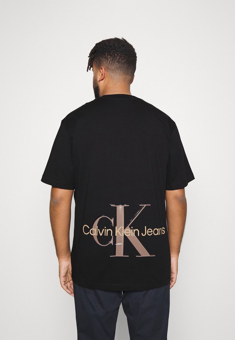 Calvin Klein Jeans Plus Plus Archival Monologo Back Nyomott Mintás
