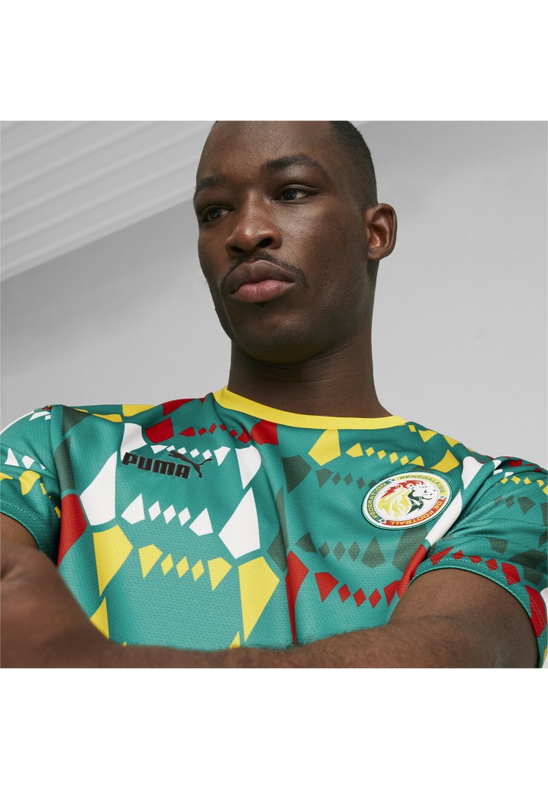 Puma SENEGAL FSF FTBLCULTURE - T-Shirt print - pepper green/grün ...
