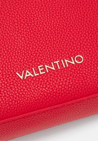 Valentino Bags Cross body bag - red - (Pre-owned) - Zalando