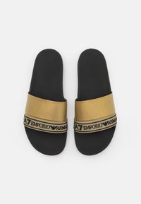 EA7 Emporio Armani EAGLE TAPE SLIDE UNISEX - Matalakantaiset pistokkaat - black/gold/musta ...