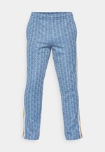 Lacoste MONOGRAM TRACKPANT - Pantalones deportivos - rill/globe/azul ...