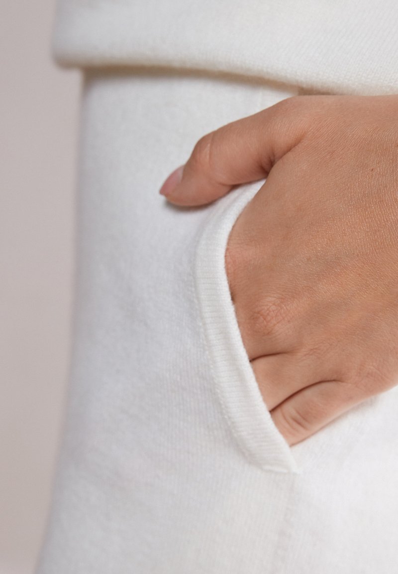 Falconeri ULTRAFINE PALAZZO - Jogginghose - white/hellrot - Zalando.de