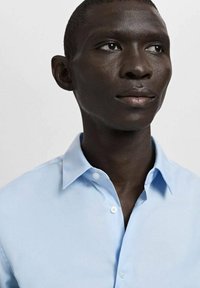 Mango Camisa elegante - light blue/azul claro - Zalando.es