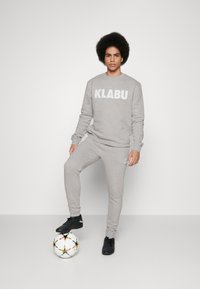 KLABU LOGO PANTS - Jogginghose - grey heather/white/grau - Zalando.ch