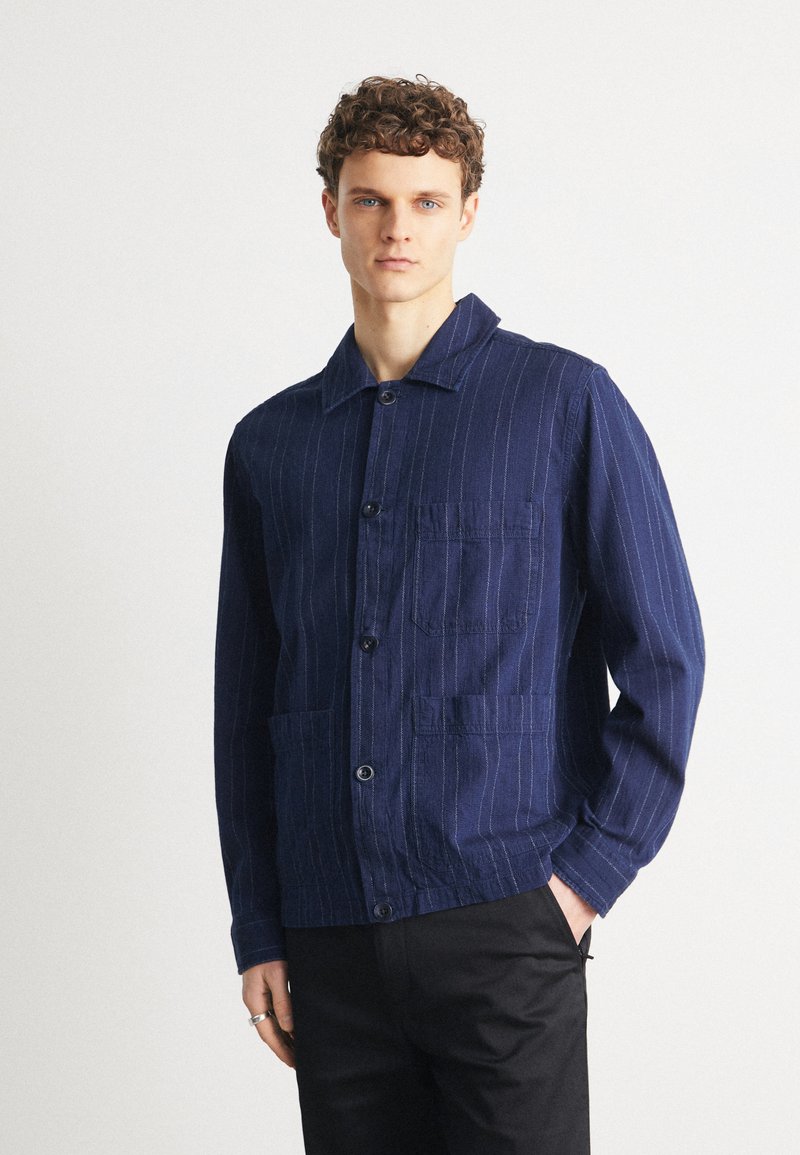 GANT STRIPED OVERSHIRT - Let jakke / Sommerjakker - dark indigo ...
