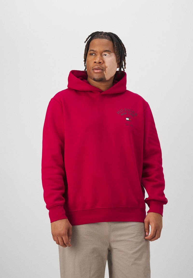 Tommy Hilfiger ARCHED VARSITY HOODY - Hoodie - royal berry/berry - Zalando