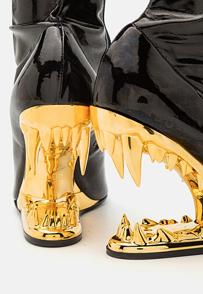 GCDS MORSO BOOTS - Botas de cuña - gold/negro - Zalando.es