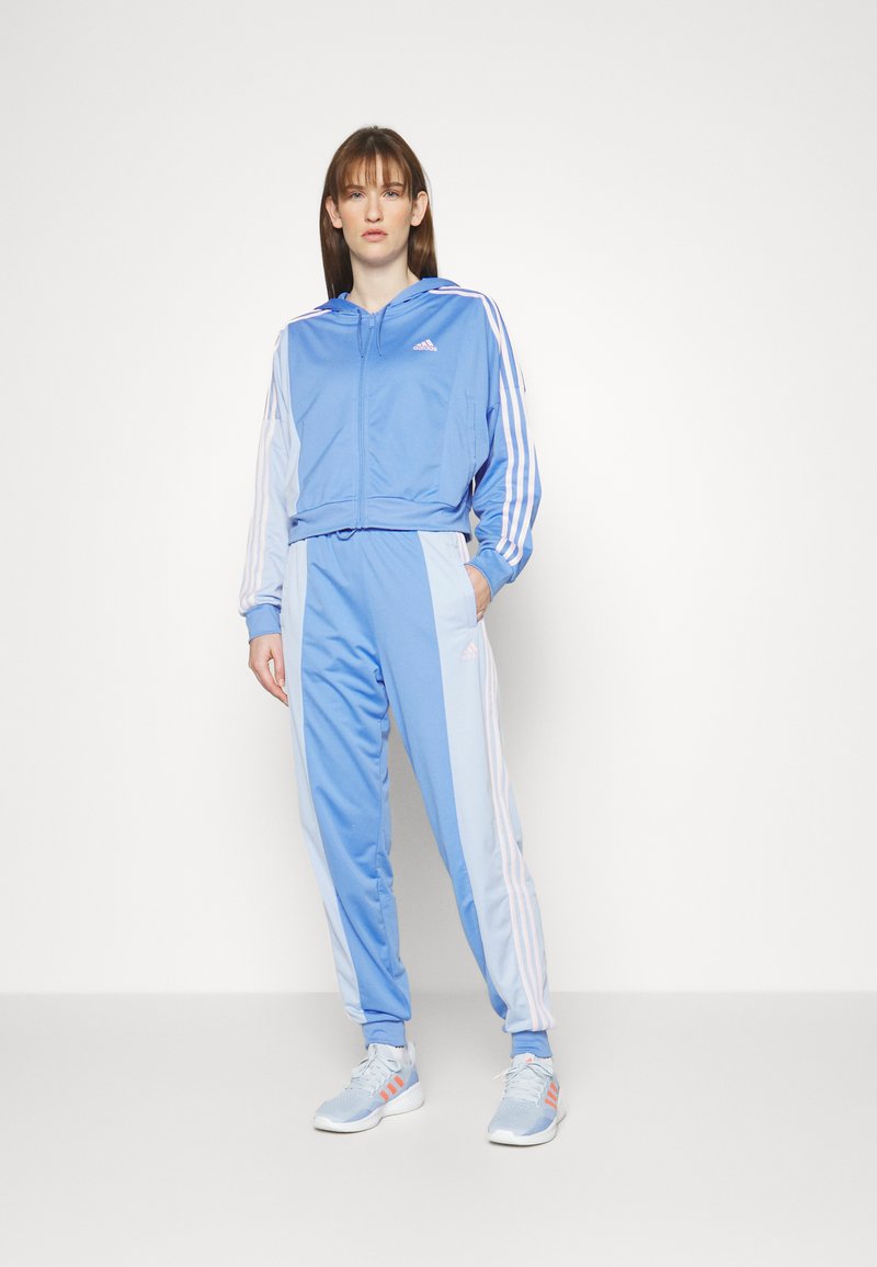 Adidas Sportswear Bold Block Set Trainingspak Blue Fusion Blauw