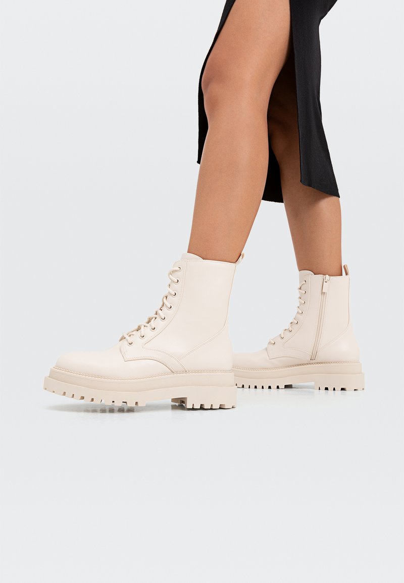 Stradivarius Platåstövletter - off white/offwhite - Zalando.se
