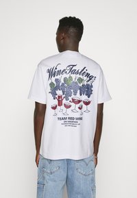 On Vacation TEAM RED WINE UNISEX - T-Shirt print - white/weiß - Zalando.de