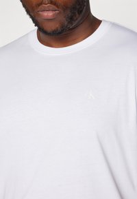 Calvin Klein Jeans Plus PLUS EUPHORIC MONOLOGO TEE - Print T-shirt - bright white/white ...