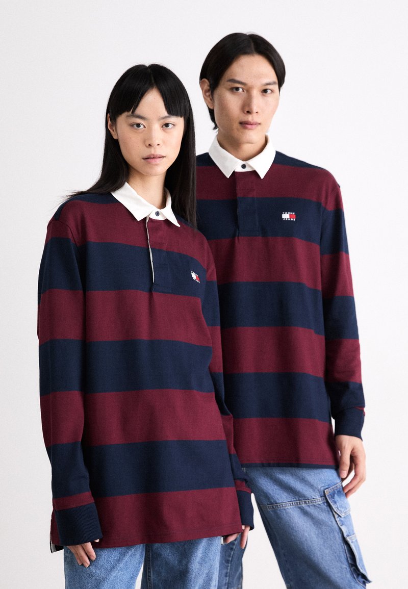Tommy Jeans STRIPE BADGE RUGBY UNISEX - Long sleeved top - deep rouge ...