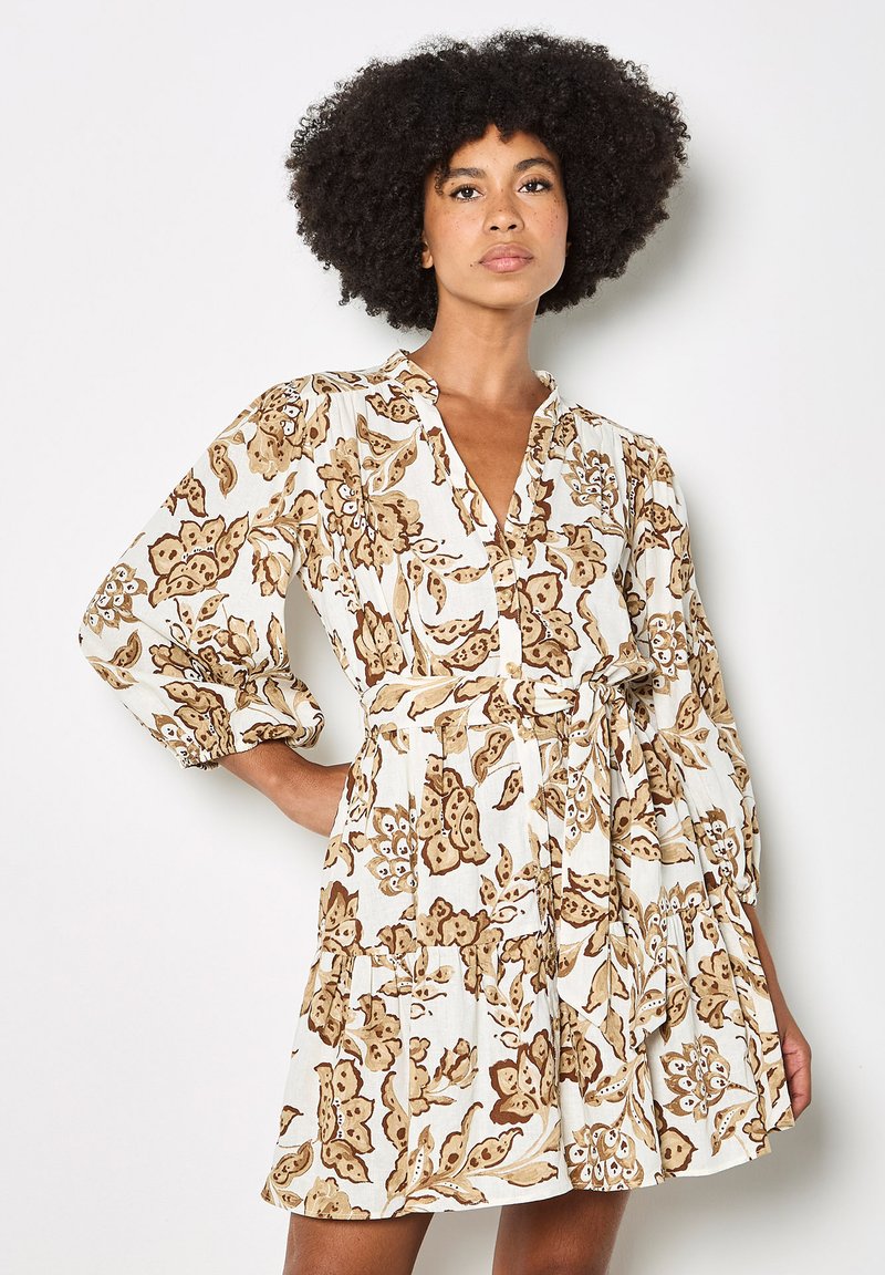 Apricot PAINTERLY SARASA FLORAL MINI - Shirt dress - cream/beige - Zalando