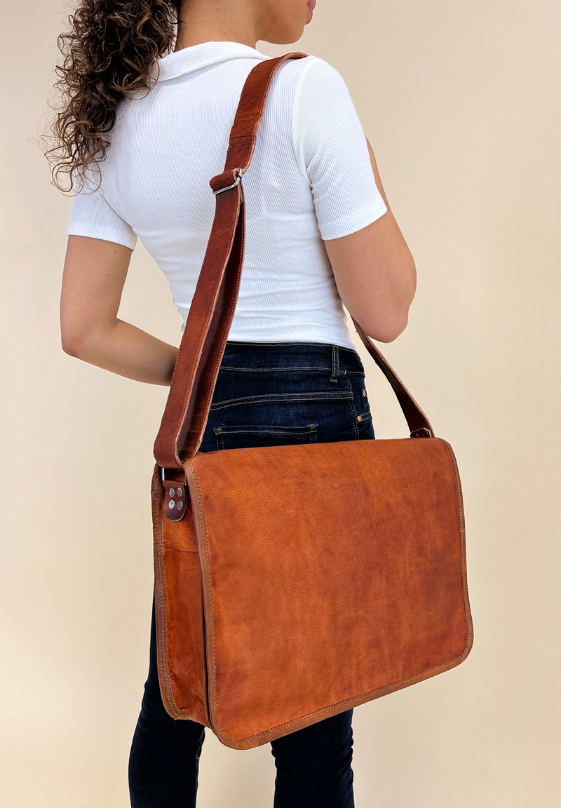 Gusti Leder TAYLOR 15" - Schoudertas - brown/bruin - Zalando.be