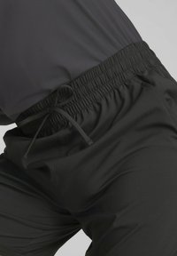 Puma M STUDIO FOUNDATION SHORT - kurze Sporthose - black/schwarz ...