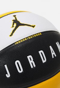 Jordan ULTIMATE 2.0 UNISEX - Bollar - white/black/yellow ochre/vit ...